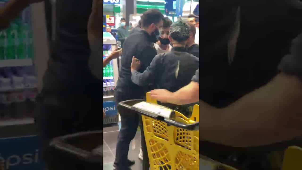 Lebanon/Crisis: A fight over milk in a supermarket